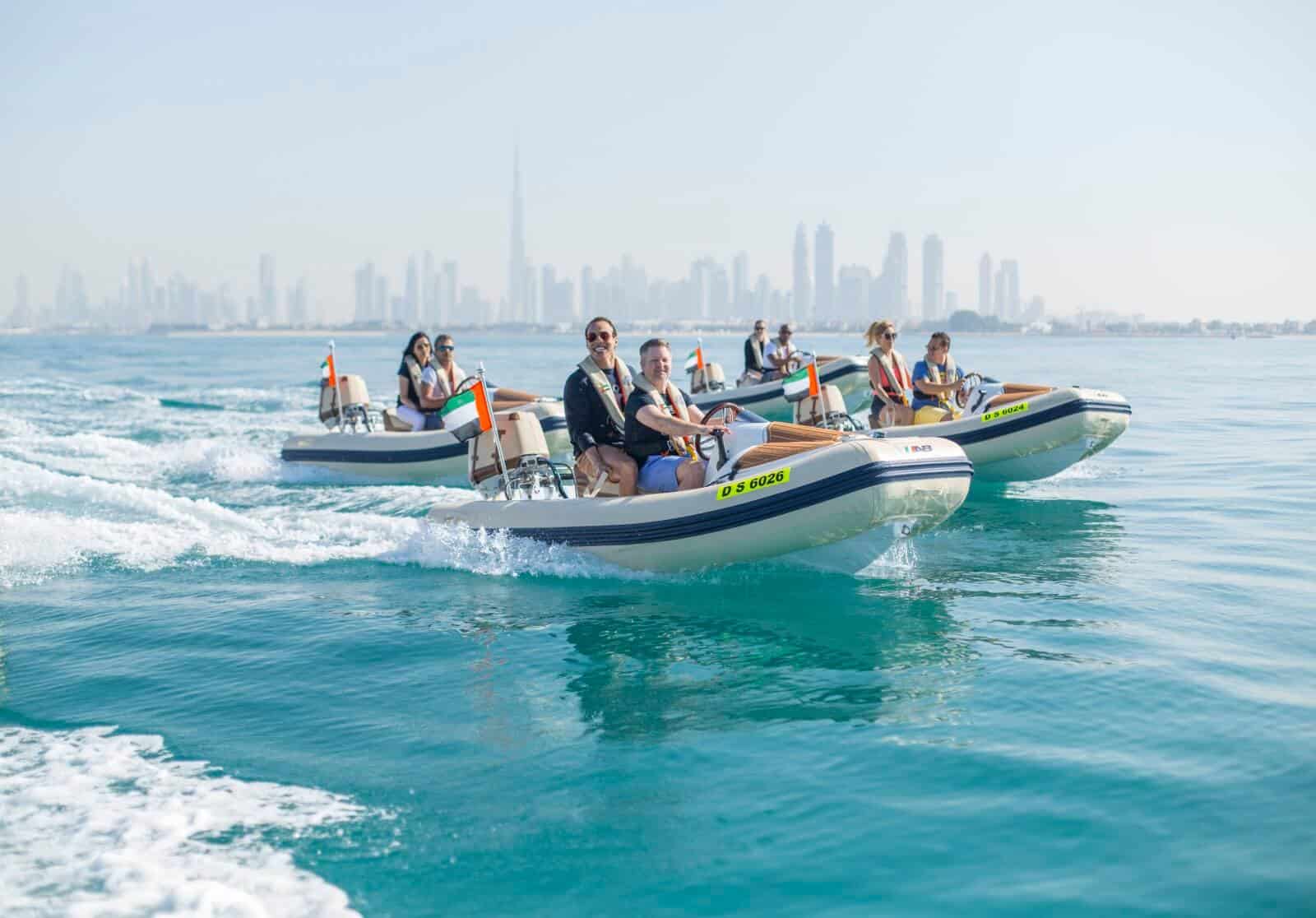 Tour en barco sin conductor por Dubái | Explora Dubái a tu propio ritmo